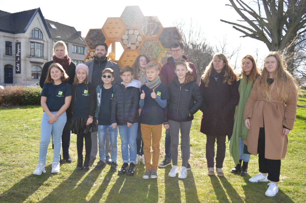 Kindergemeenteraad opent bijenhotel naast de vredesboom - Radio ZRO Kindergemeenteraad opent bijenhotel naast de vredesboom - Radio ZRO